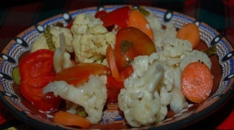 Туршия със зелени домати, чесън и копърче: Рецепта-фаворит за зимата ...