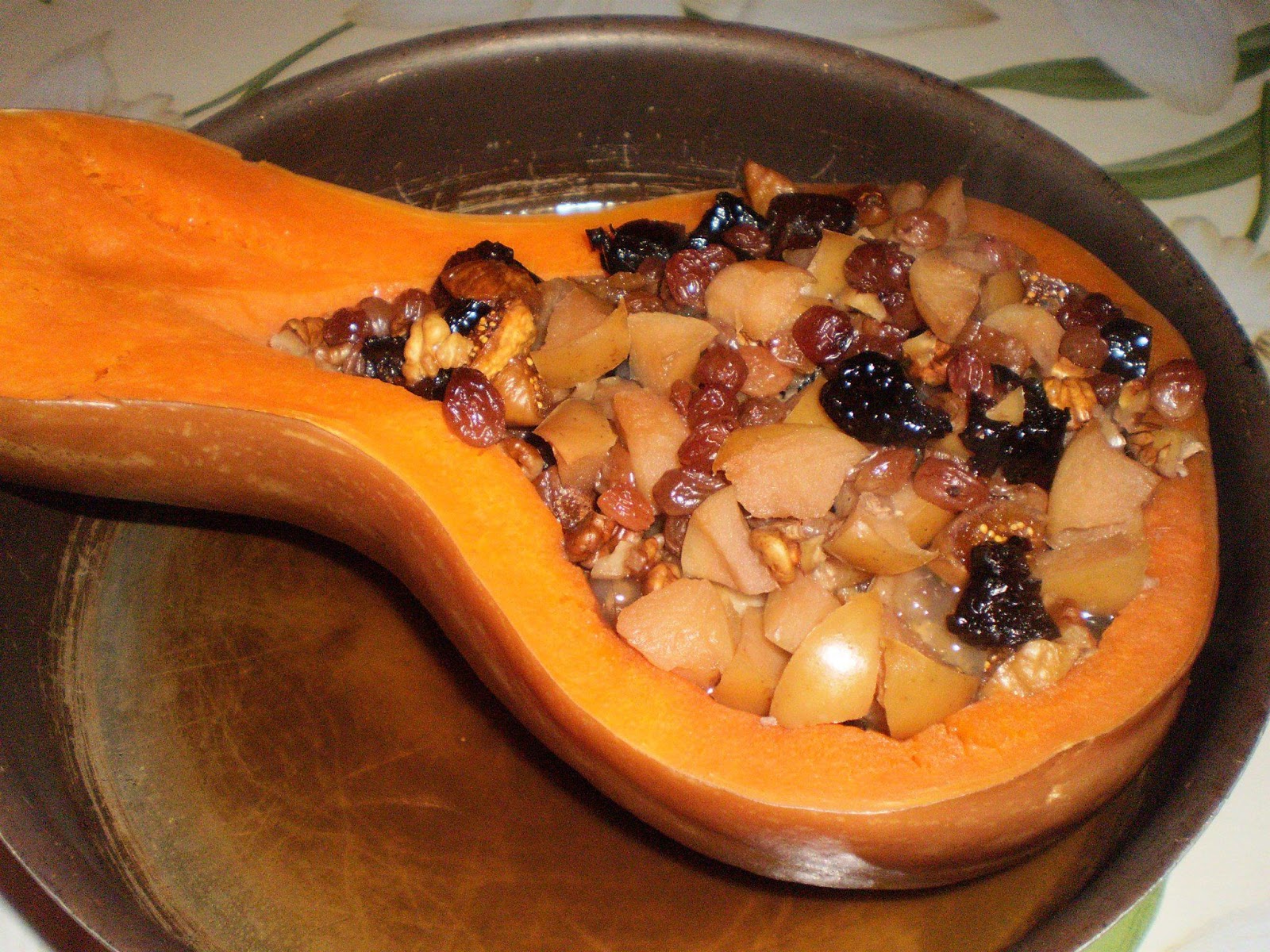 Пълнена тиква с плодове, мед и локум (красиво и зверски вкусно ...